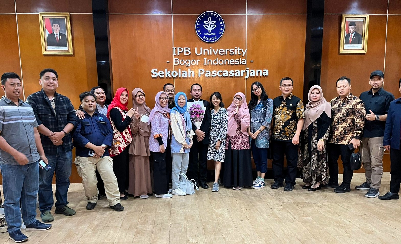 Keluarga Besar FISIP UPNVJ Sambut Kelulusan Dr. Azwar, M.Si dengan Gembira — Fakultas Ilmu ...